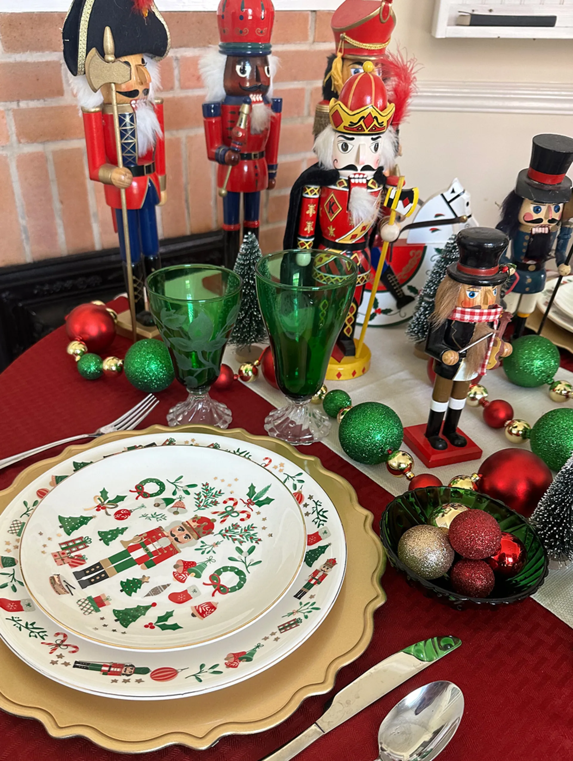 How to Create a Beautiful and Whimsical Christmas Table for Two? That's ...